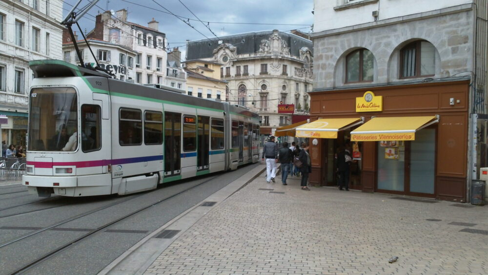 French listening comprehension- Video "At a restaurant" (Levels A2 and +)